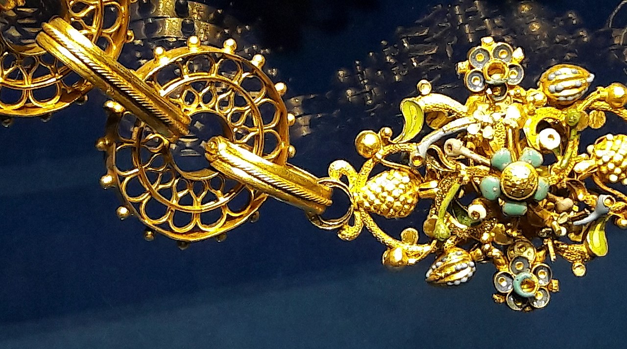 A Beginner's Guide to Collecting Vintage Jewelry (2025)